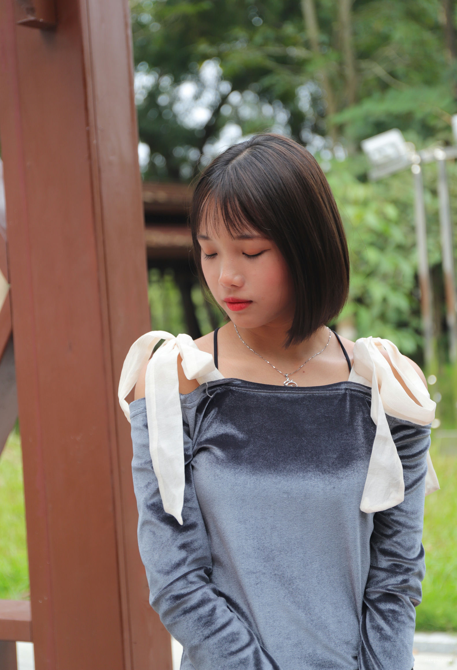 Pary学生模拍-028新模极品女神丽丽首发.长廊展示38码美脚-美脚美足社区