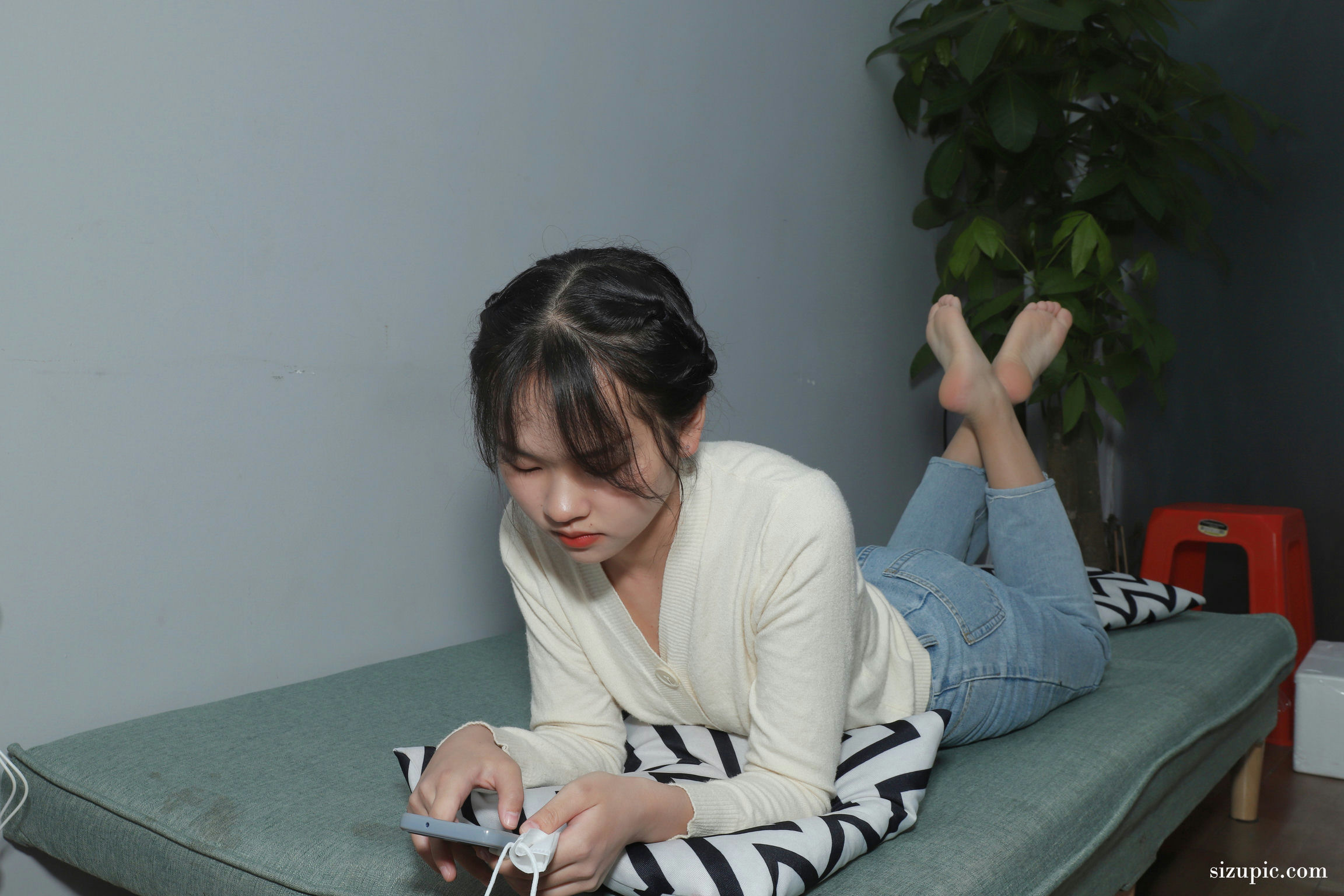 Pary学生模拍-048大学生秀秀展示36码小嫩脚-美脚美足社区